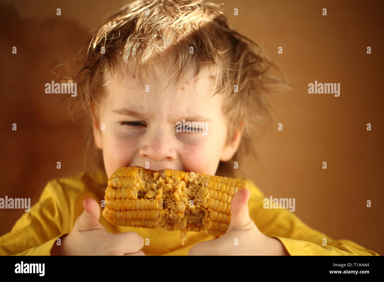 Boy eating sweet corn Stock Photo - Alamy