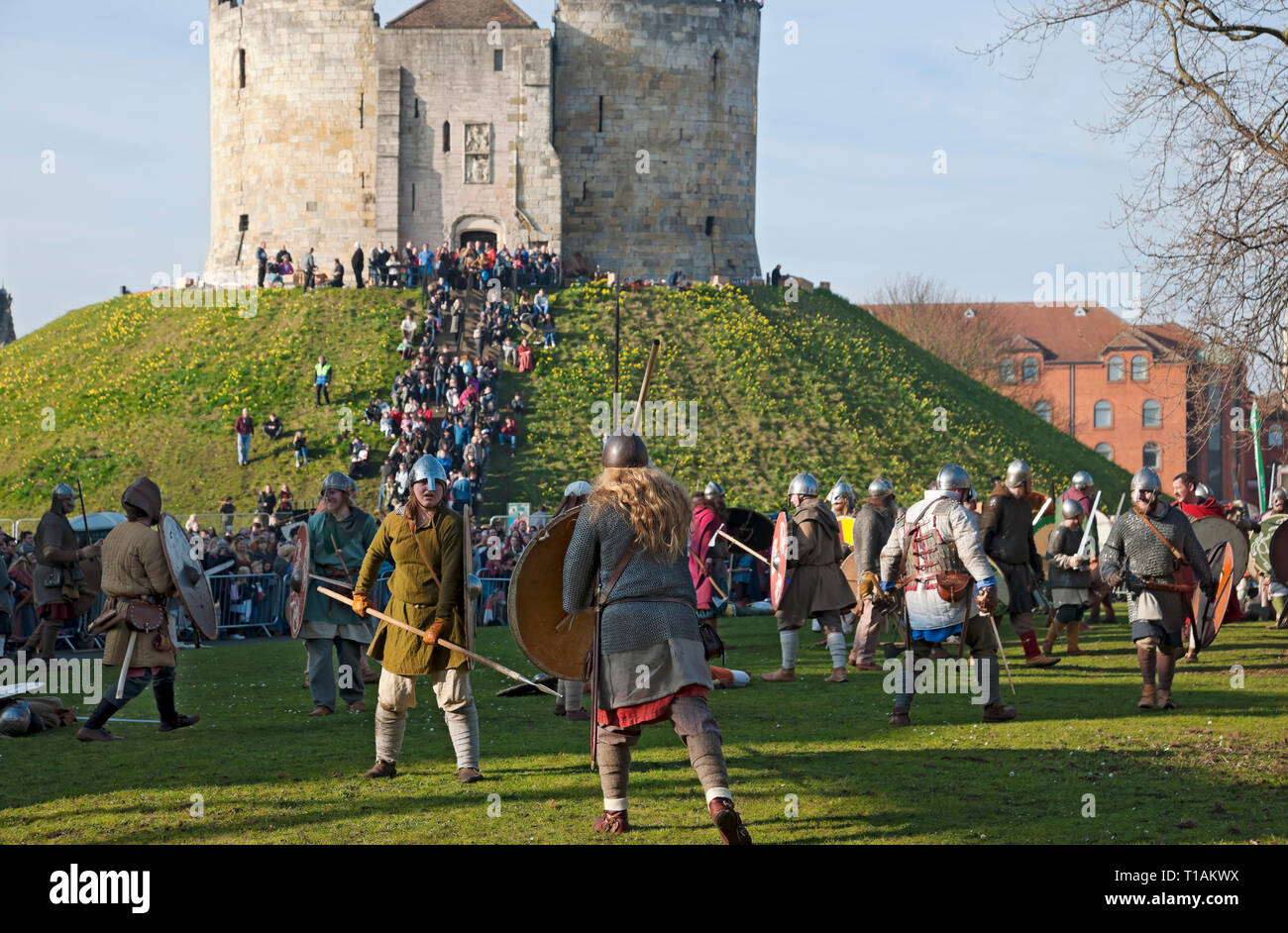 Anglo saxons clothes hi-res stock photography and images - Alamy