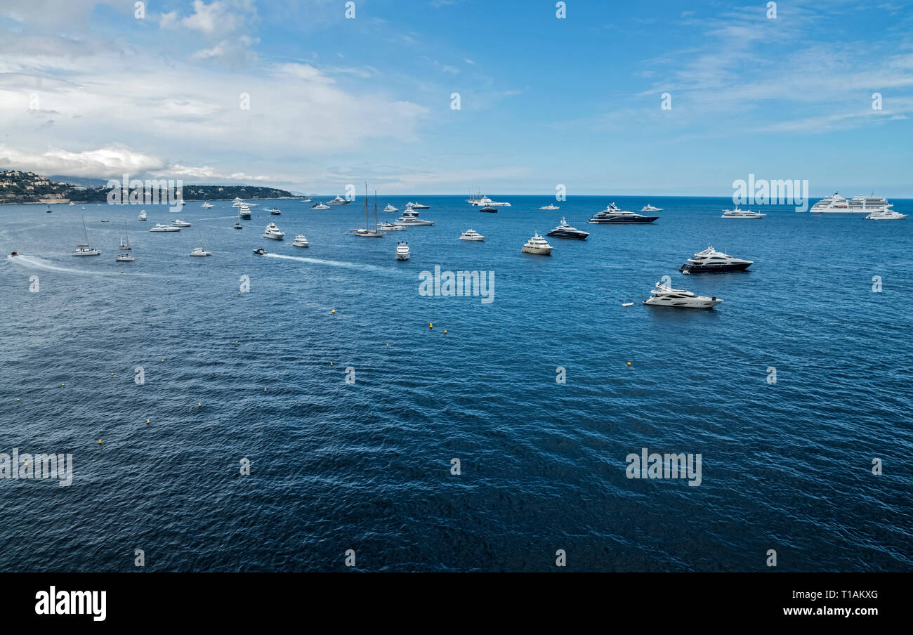 Yachts sailing on the French Riviera. Horizon over water Stock Photo ...