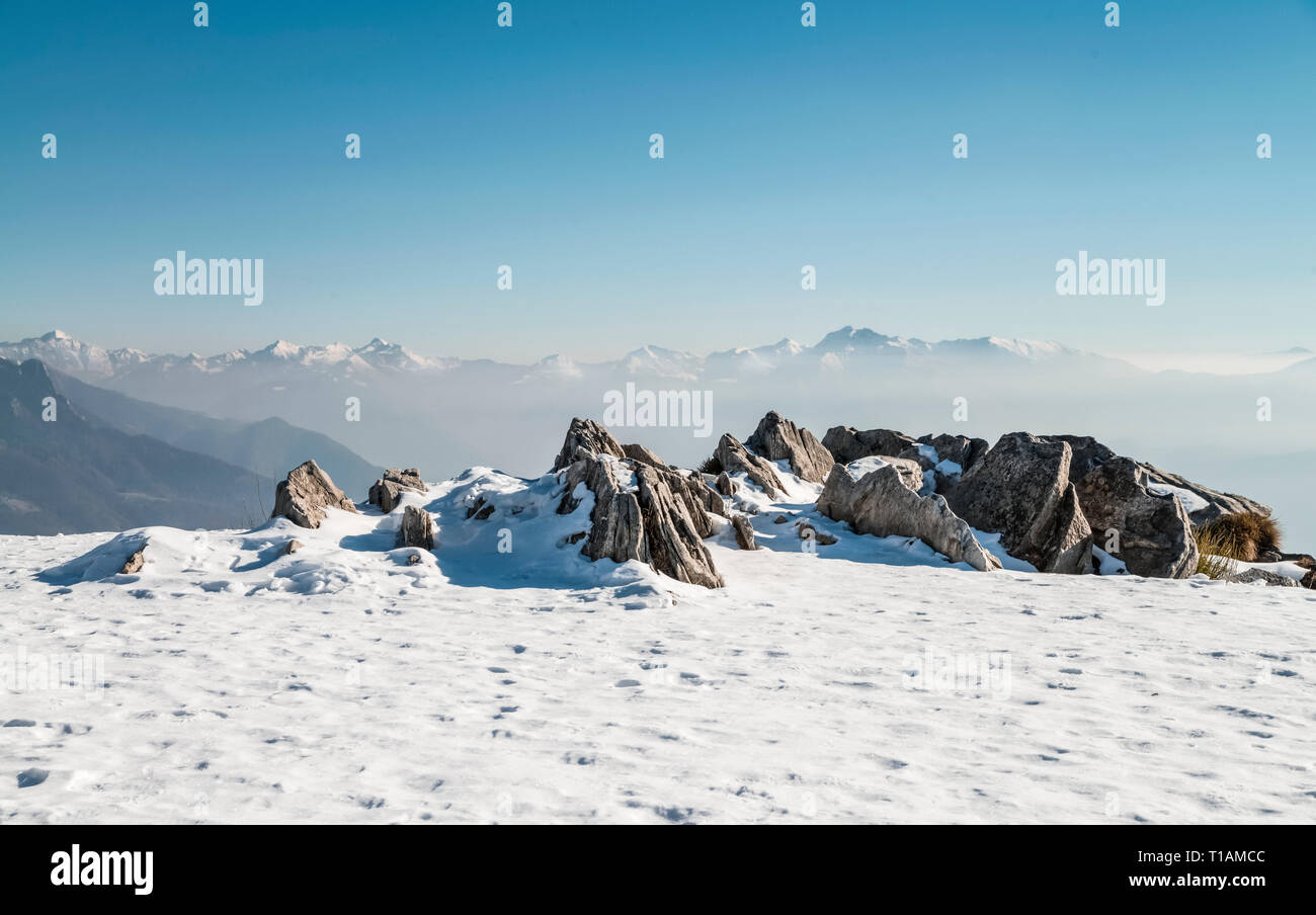 Swiss alp snowy plateau and mountainous horizon Stock Photo - Alamy