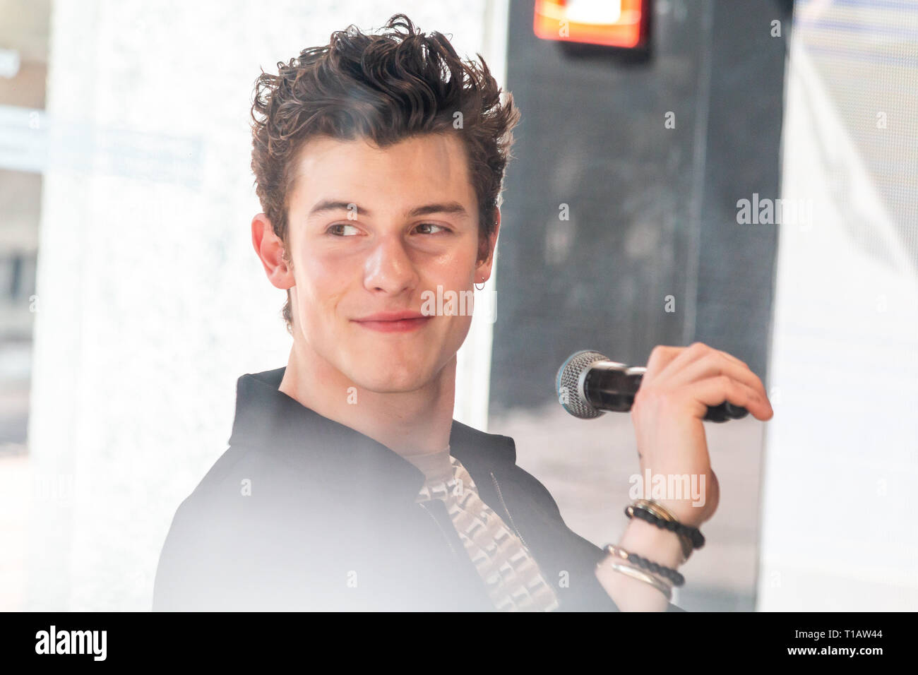 Shawn mendes singer hi-res stock photography and images - Alamy