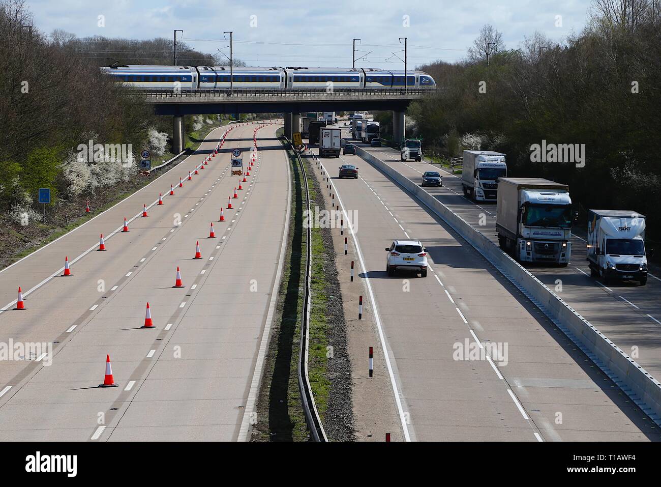Ashford, Kent, UK. 25 Mar, 2019. Operation Brock is in place on the M20 ...