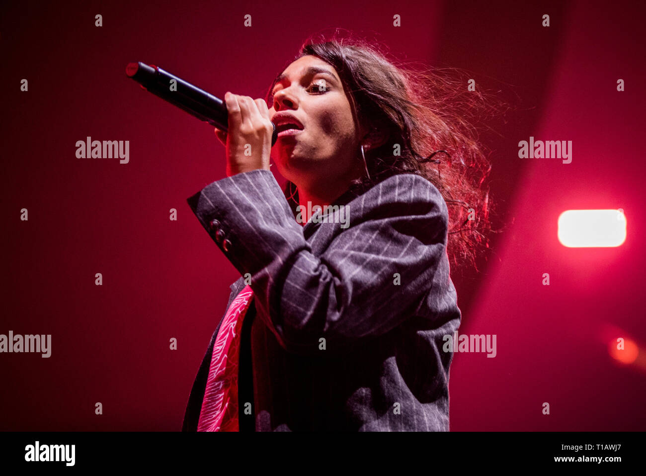 Alessia cara red hi-res stock photography and images - Alamy