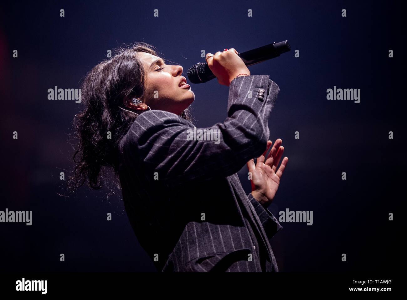 Alessia cara red hi-res stock photography and images - Alamy