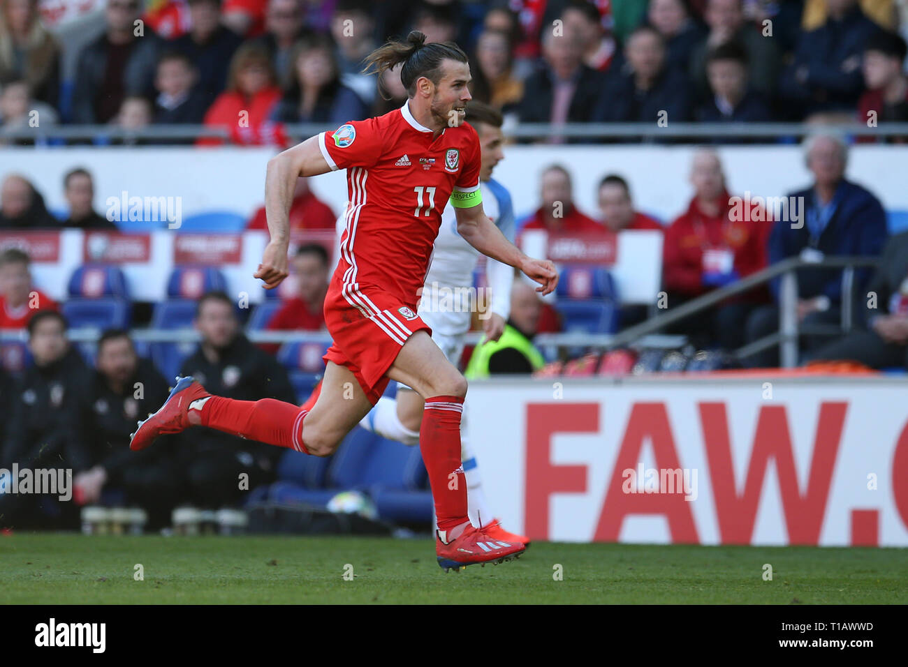 Gareth bale sprinting hi-res stock photography and images - Alamy
