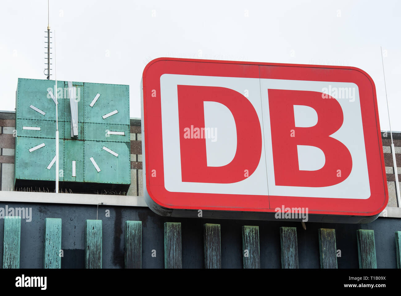 Braunschweig, Germany. 25th Mar, 2019. The clock at the main station ...