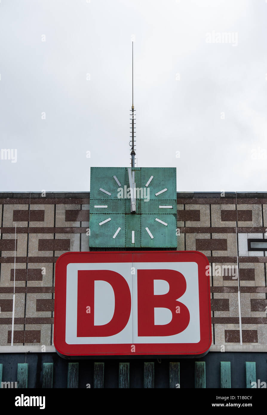 Braunschweig, Germany. 25th Mar, 2019. The clock at the main station ...