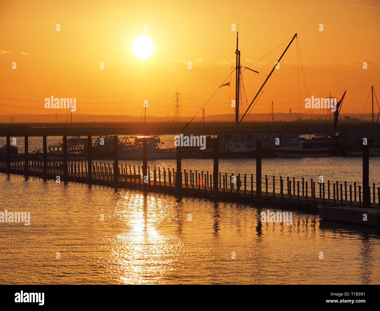 Queenborough, Kent, UK. 25th March, 2019. UK Weather: this evening's ...