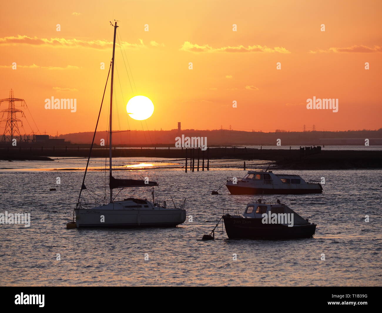 Queenborough, Kent, UK. 25th March, 2019. UK Weather: this evening's ...