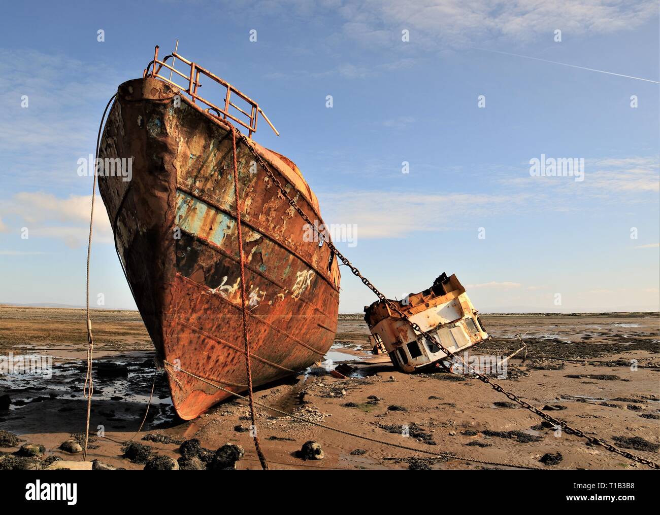 Rampside, Cumbria UK. 25th March 2019. UK Weather. Spring sunshine and ...