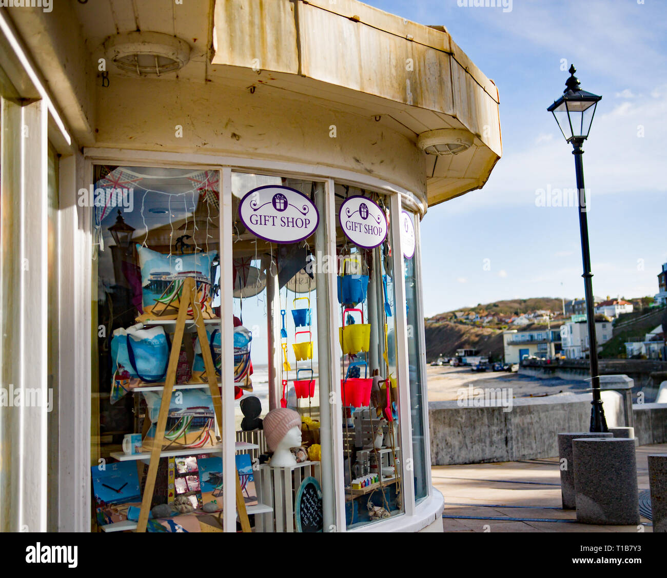 Gift shop at the entrance to Cromer pier Stock Photo - Alamy