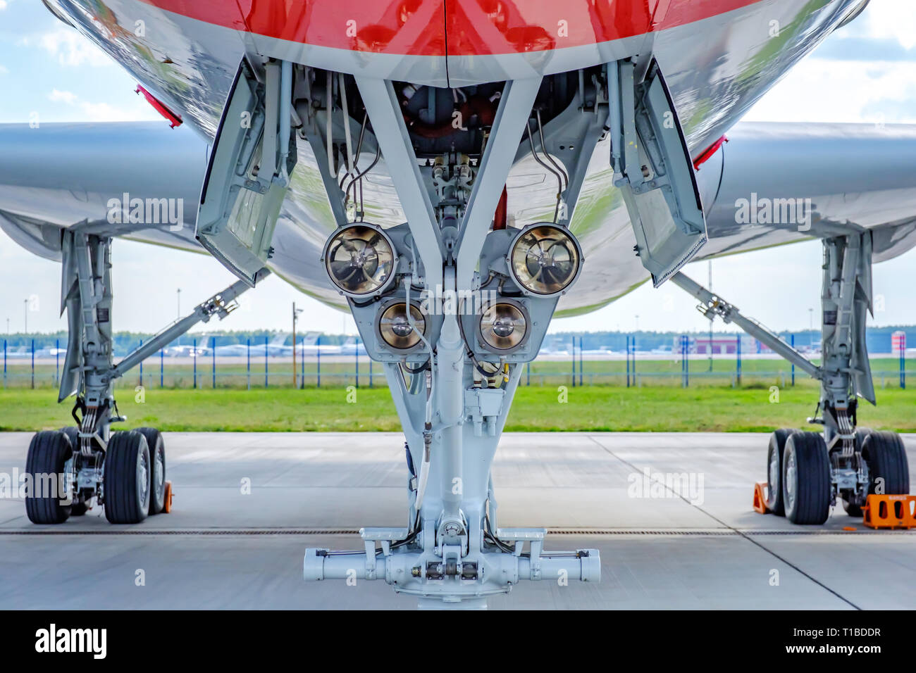 Aircraft landing gear hi-res stock photography and images - Alamy