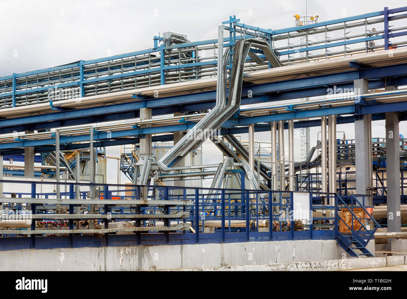 Close-up of pipelines and destillation tanks of an oil-refinery plant ...