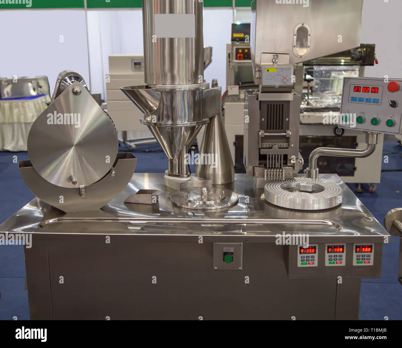 Pill counter filling hi-res stock photography and images - Alamy