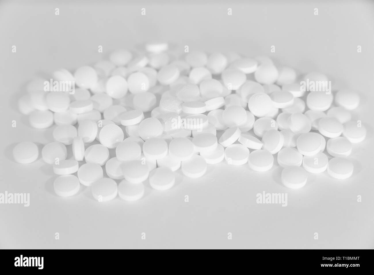 Uniform pharmaceutical pills on a white background Stock Photo - Alamy