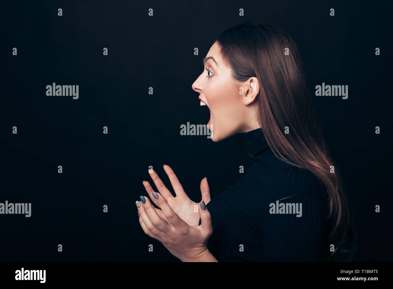 Profile woman screaming hi-res stock photography and images - Alamy