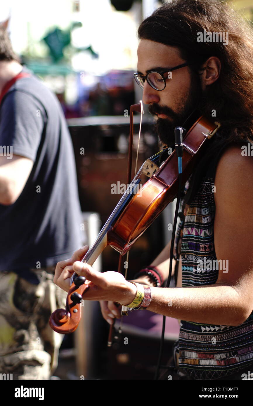 Perform performer hi-res stock photography and images - Alamy