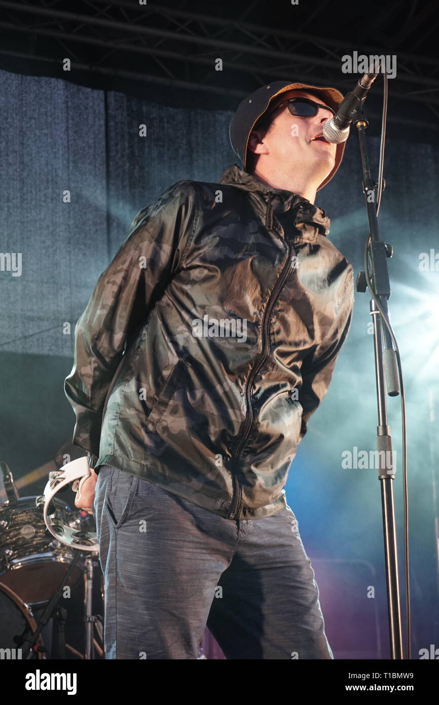 Performer sing hi-res stock photography and images - Alamy