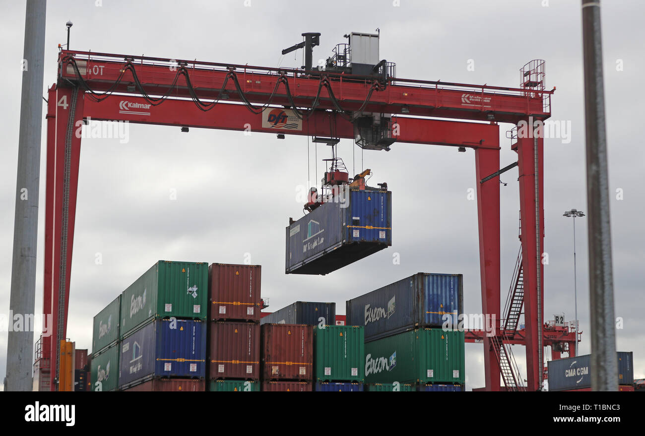 Shipping containers being readied hi-res stock photography and images ...