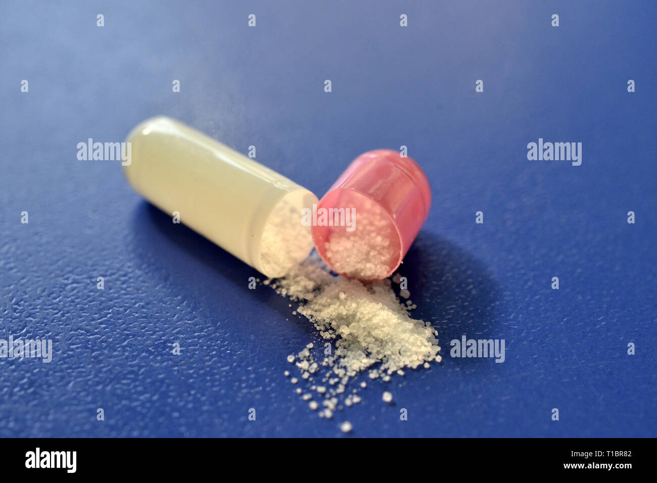powder of an open capsule on a smartphone screen Stock Photo - Alamy