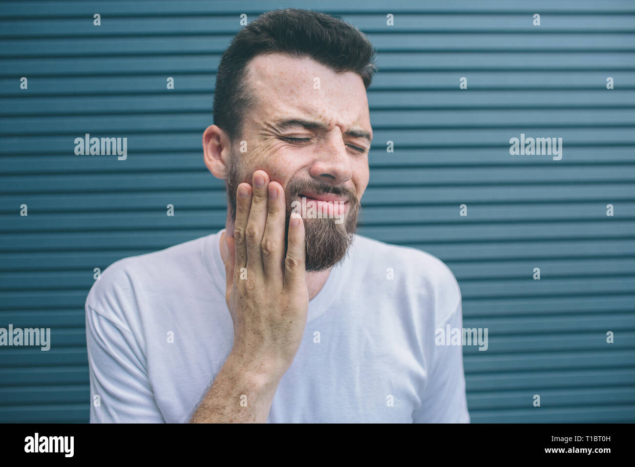 Hand on cheek pain hi-res stock photography and images - Alamy