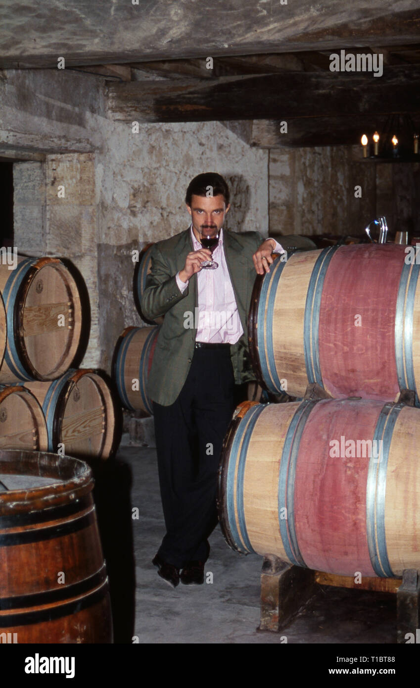 Graf Stephan Christoph von Neipperg im Weinkeller auf seinem Weingut in ...
