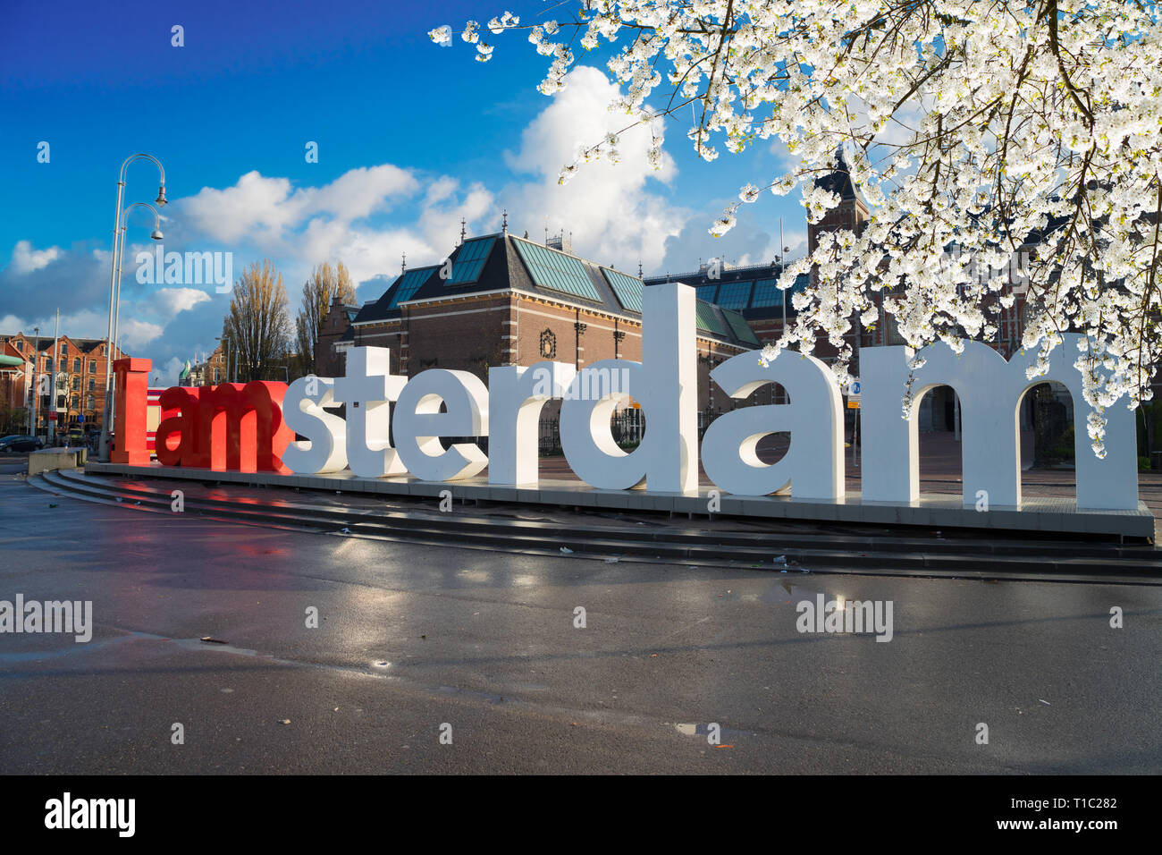 Rijksmuseum and Statue I am Amsterdam Stock Photo - Alamy