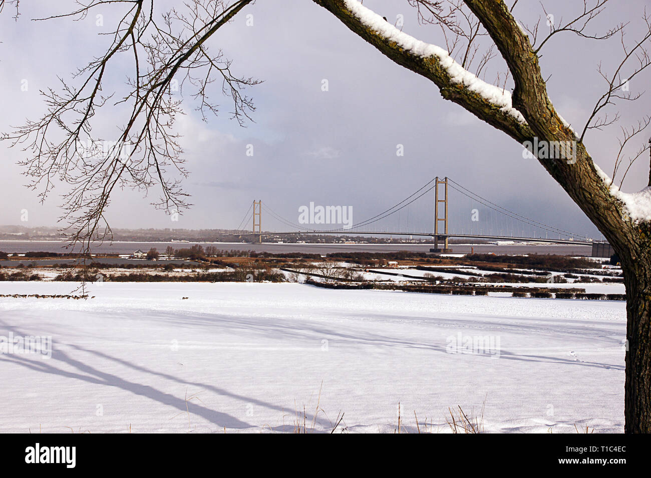 Humber Bridge, single-span suspension bridge in the snow Stock Photo ...