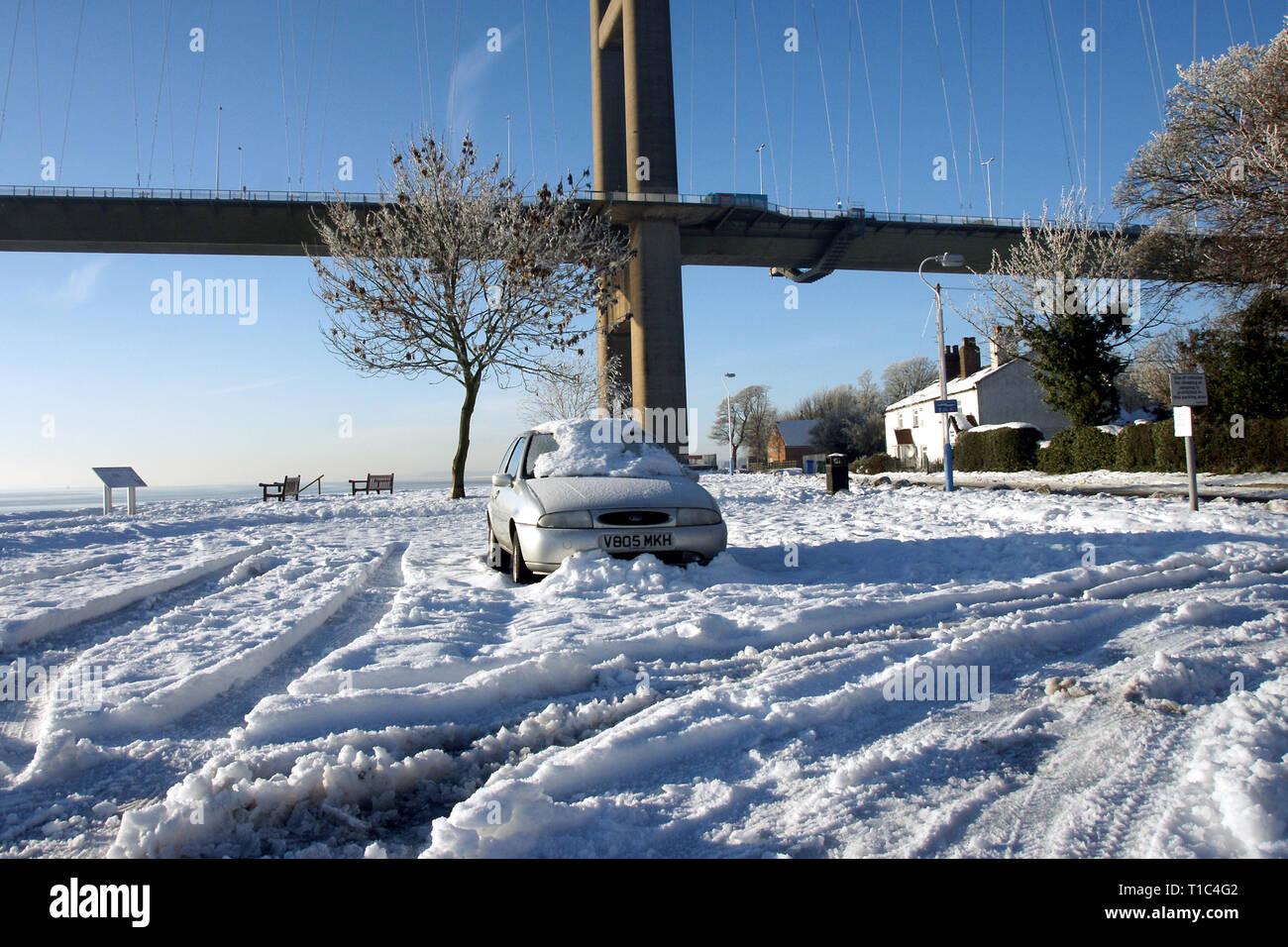 Yorkshire bridge in snow hi-res stock photography and images - Alamy
