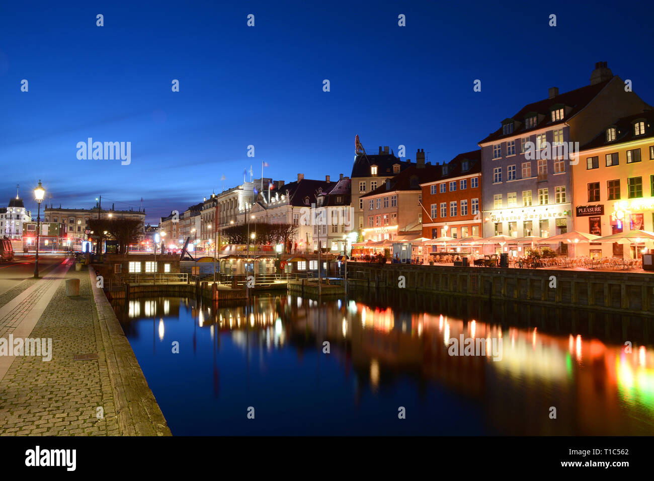 Nyhavn Copenhagen at night Stock Photo - Alamy