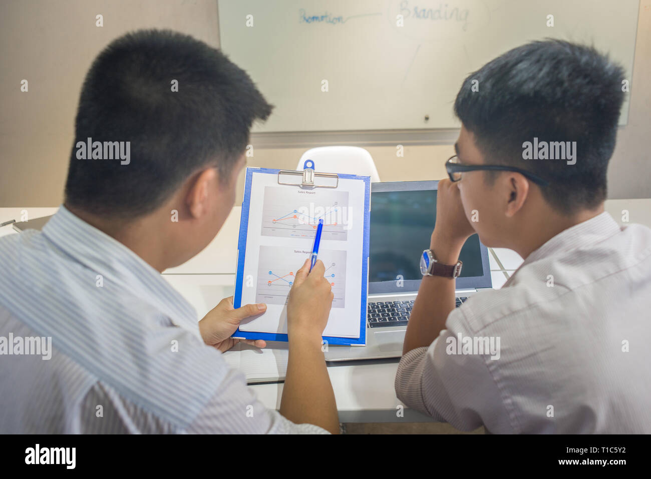 Explaining financial report hi-res stock photography and images - Alamy