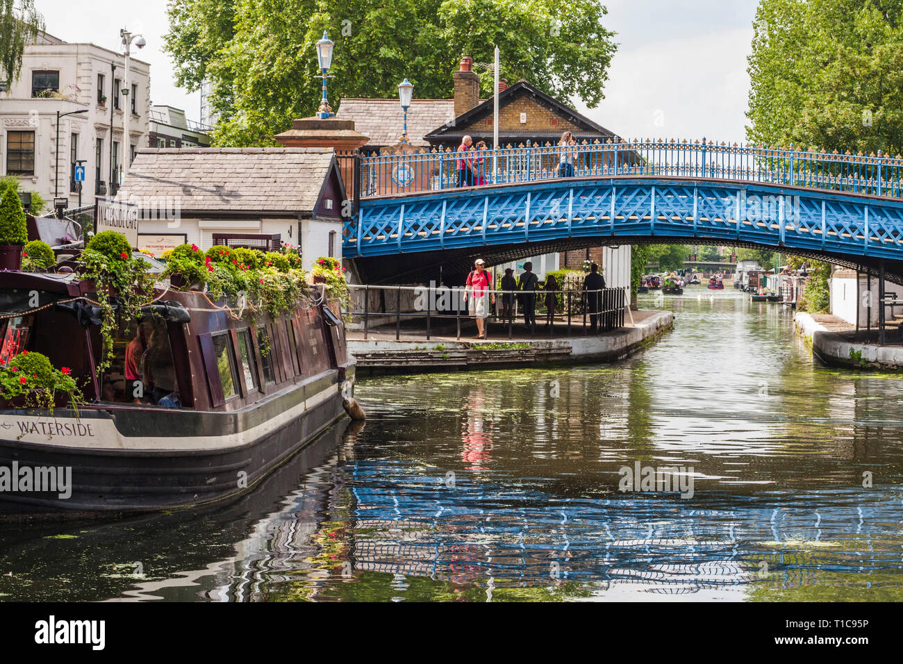 Waterside cafe hi-res stock photography and images - Alamy