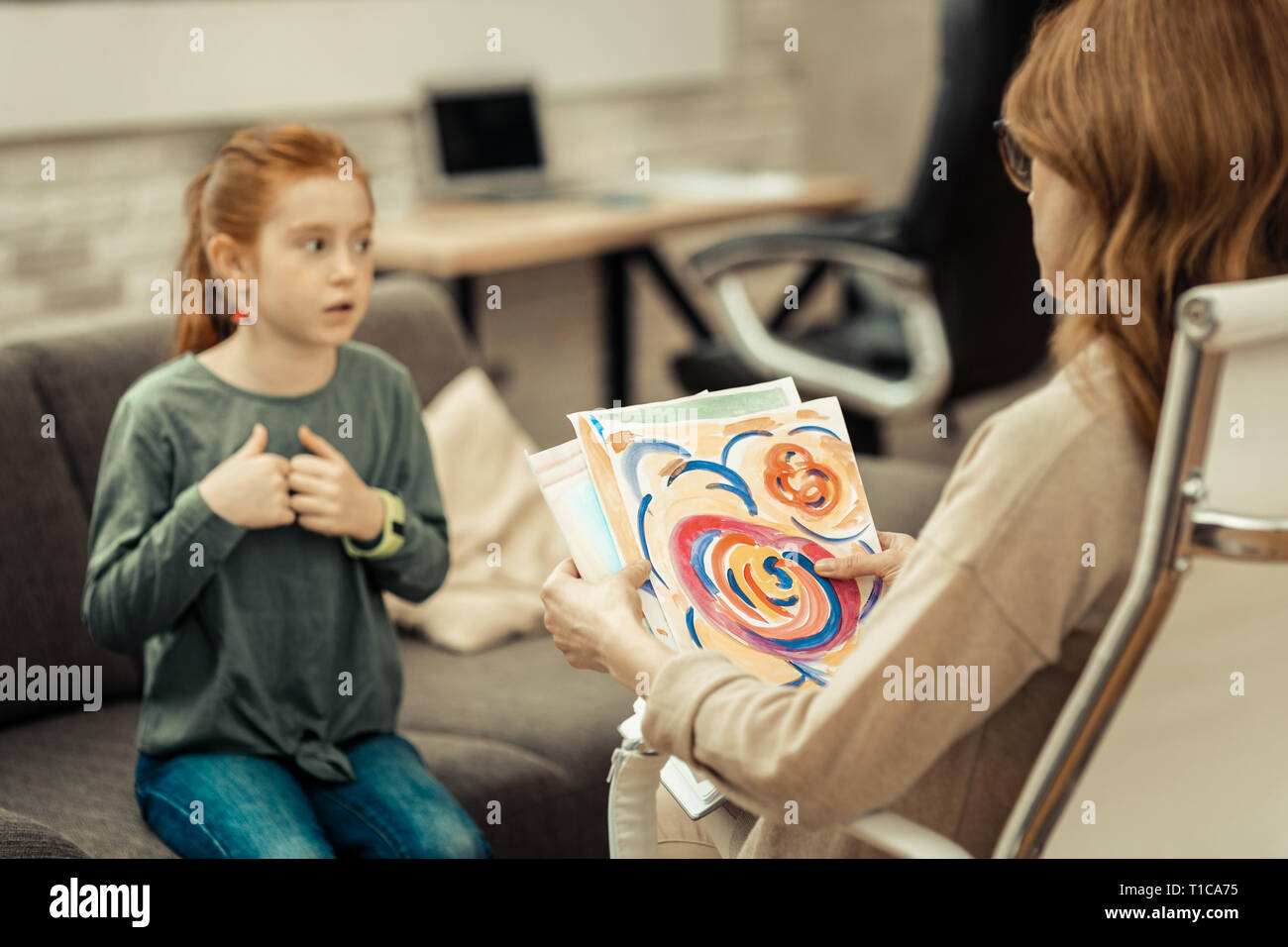 Female psychologist with child hi-res stock photography and images - Alamy