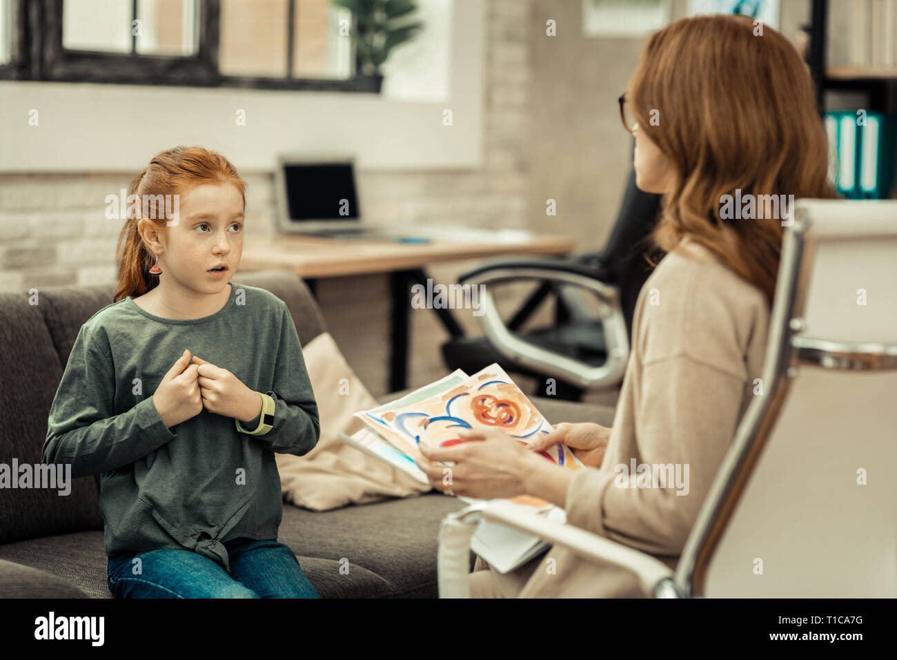 Girl speaking hi-res stock photography and images - Alamy