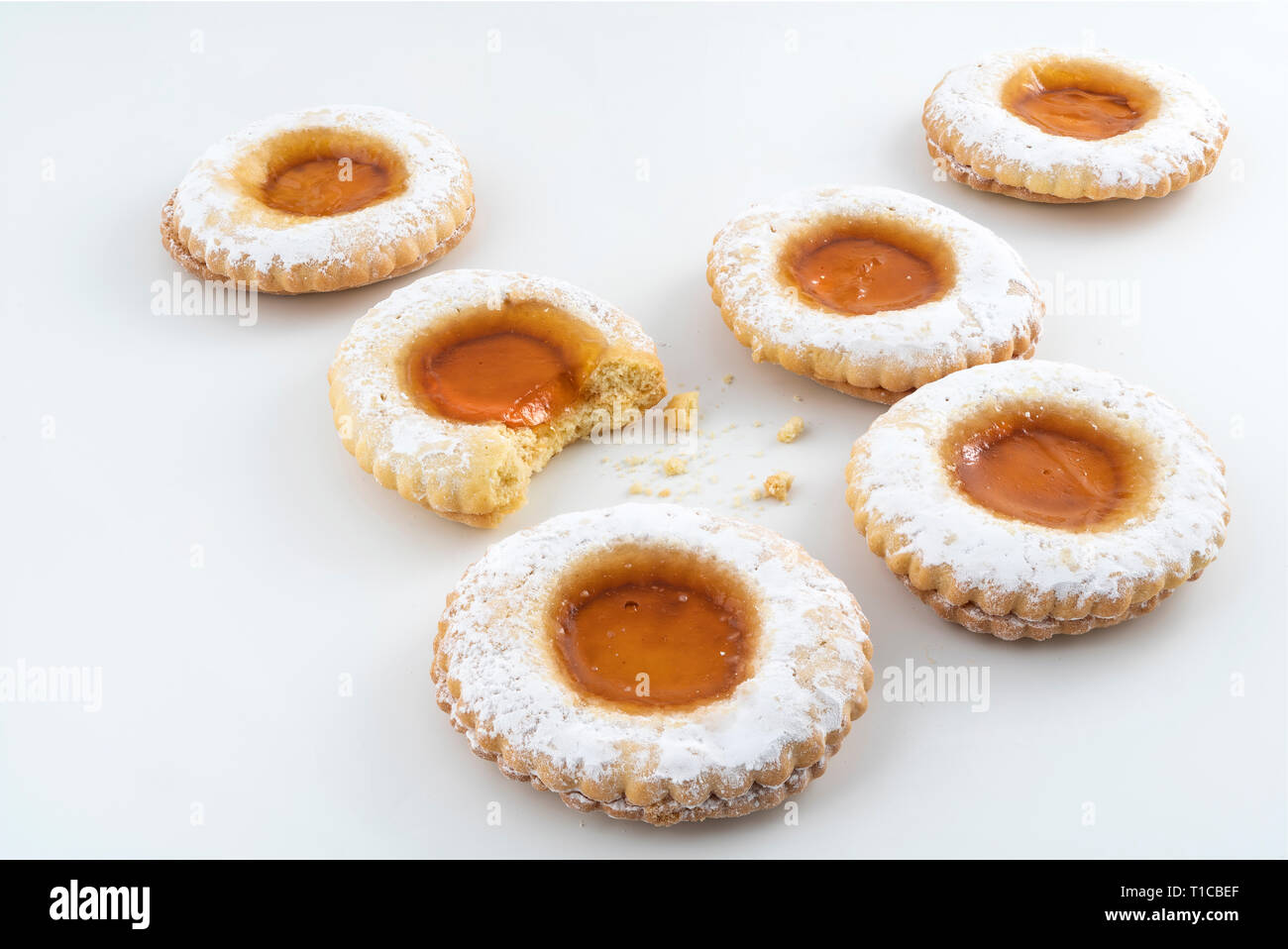 White round cake hi-res stock photography and images - Alamy