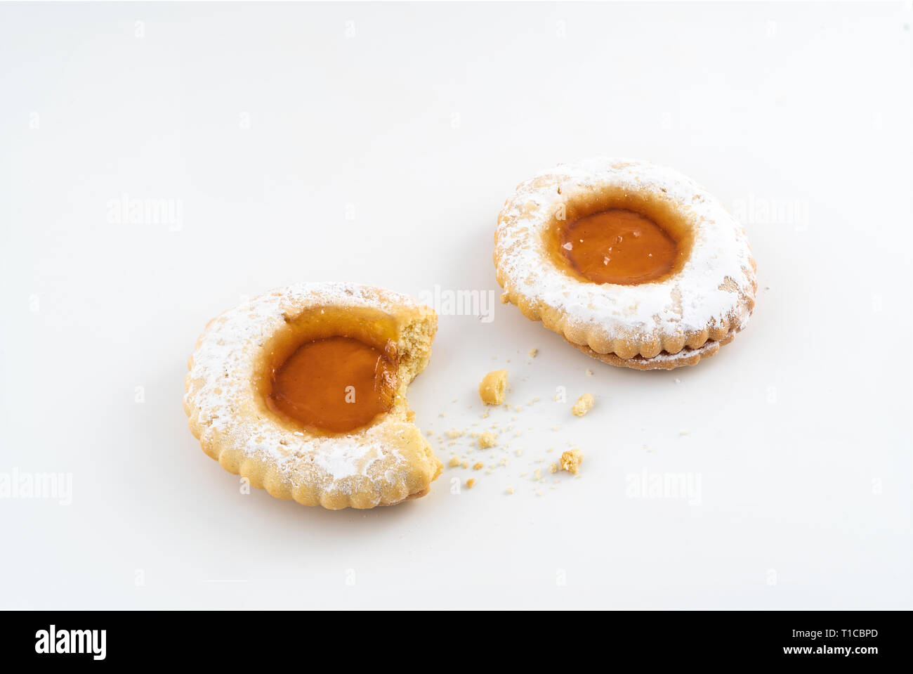 Round cake white hi-res stock photography and images - Alamy