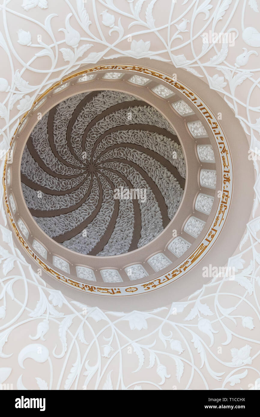 UAE/ABUDHABI - 15 DEZ 2018 - crafted ceiling from the great mosque, Abu ...