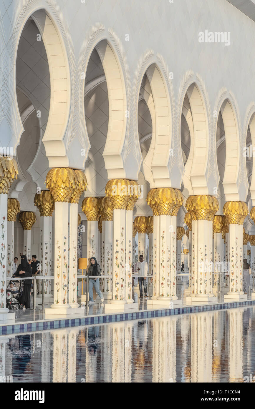 UAE/ABUDHABI - 15 DEZ 2018 - Facade of arabic mosque in Abu Dhabi with ...