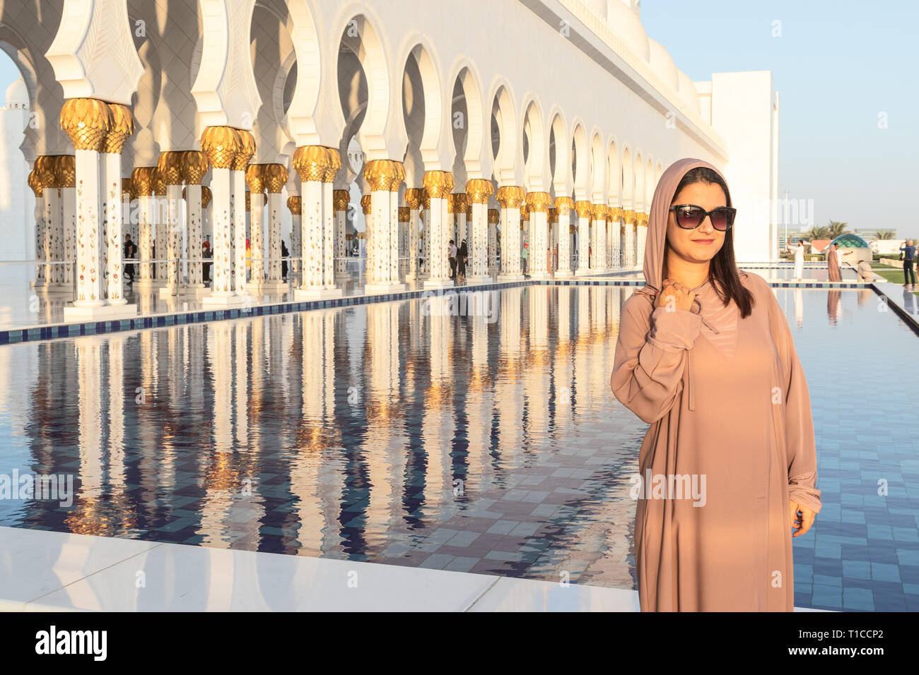 UAE/ABUDHABI - 15 DEZ 2018 - Woman with burqa in great mosque Stock ...
