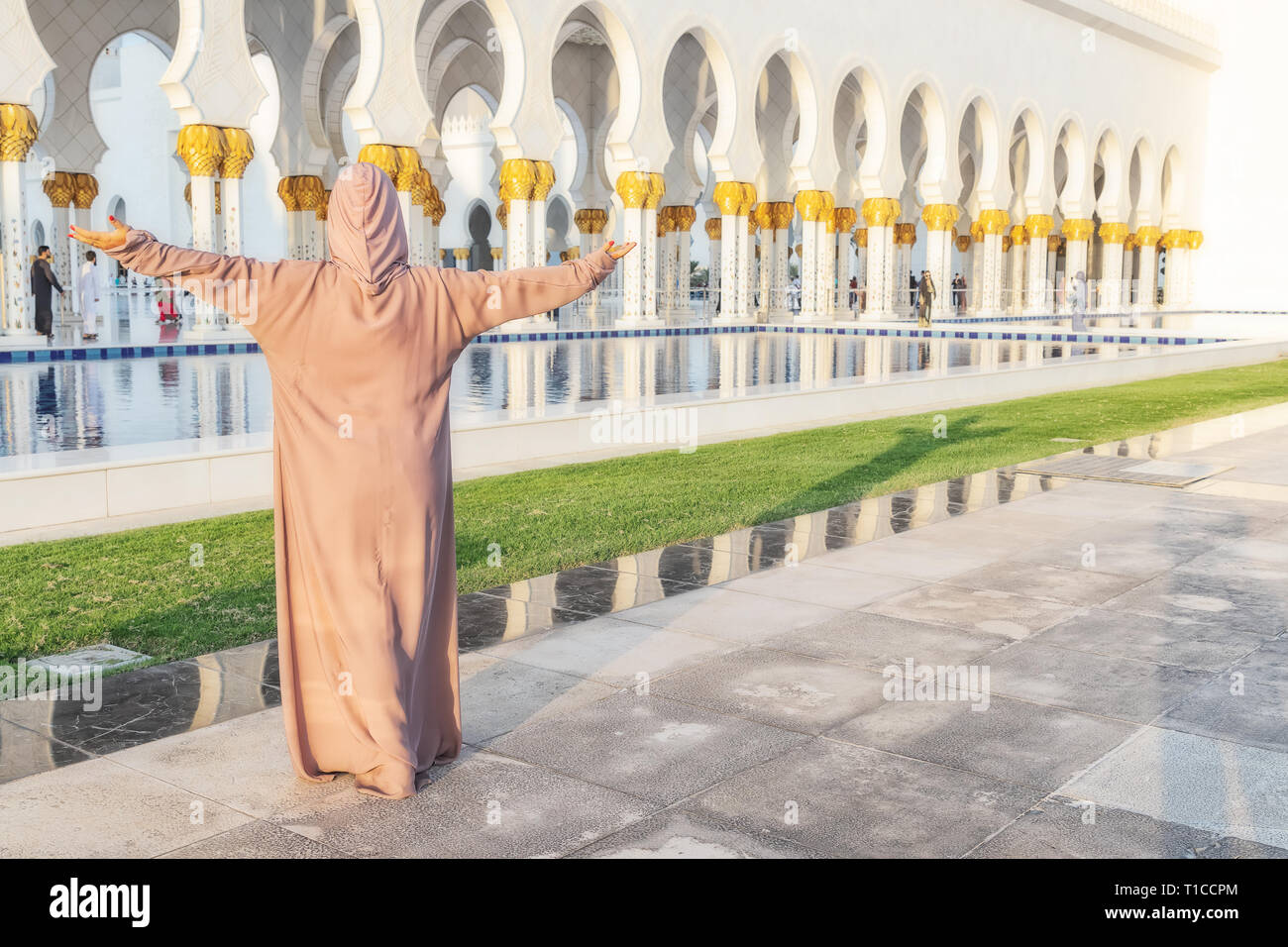 UAE/ABUDHABI - 15 DEZ 2018 - Woman with burqa in great mosque Stock ...