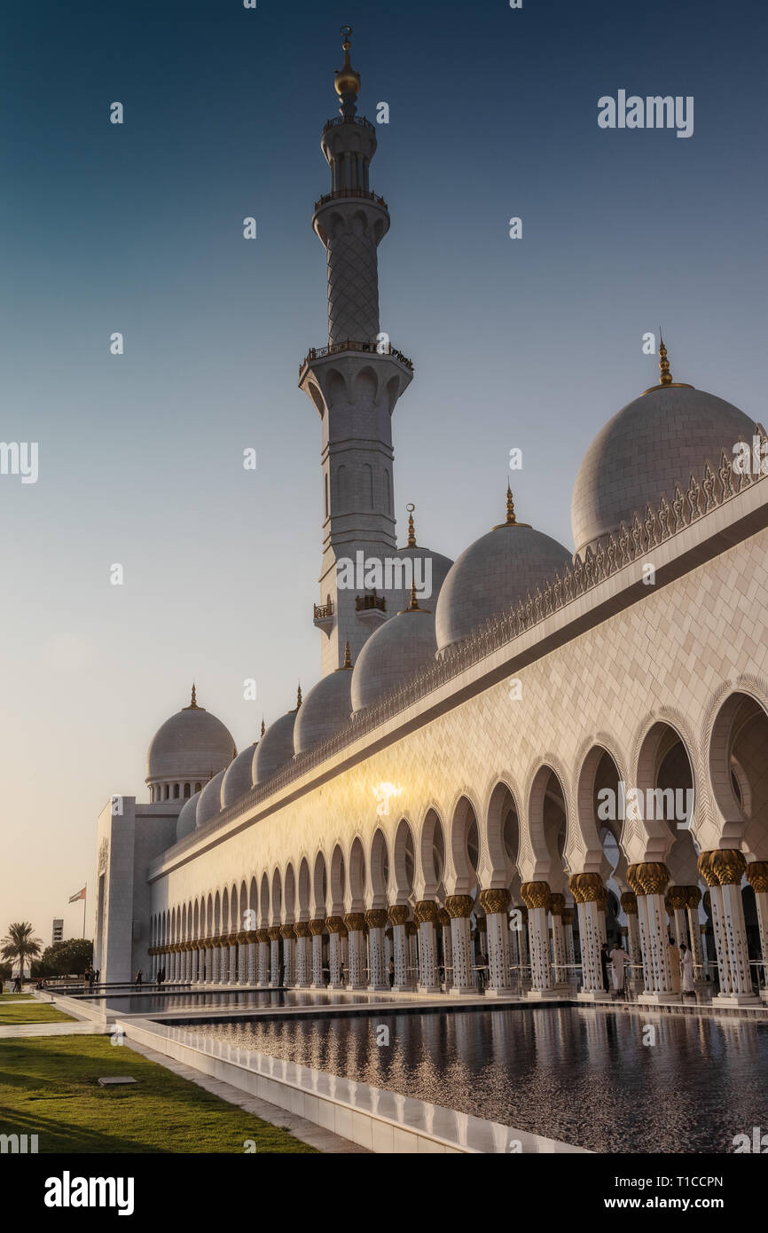 UAE/ABUDHABI - 15 DEZ 2018 - Facade of arabic mosque in Abu Dhabi with ...