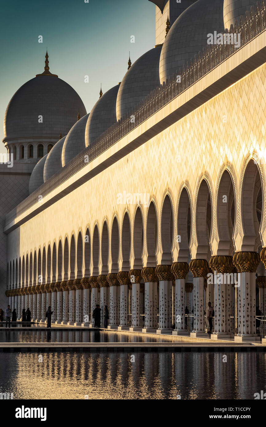 UAE/ABUDHABI - 15 DEZ 2018 - Facade of arabic mosque in Abu Dhabi with ...