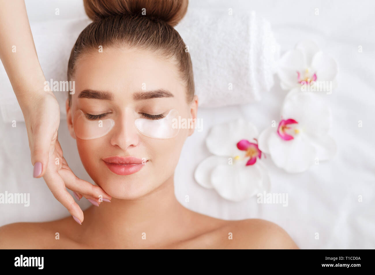 Eye treatment hi-res stock photography and images - Alamy