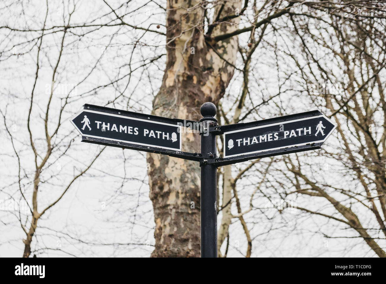 Thames path signs hi-res stock photography and images - Alamy