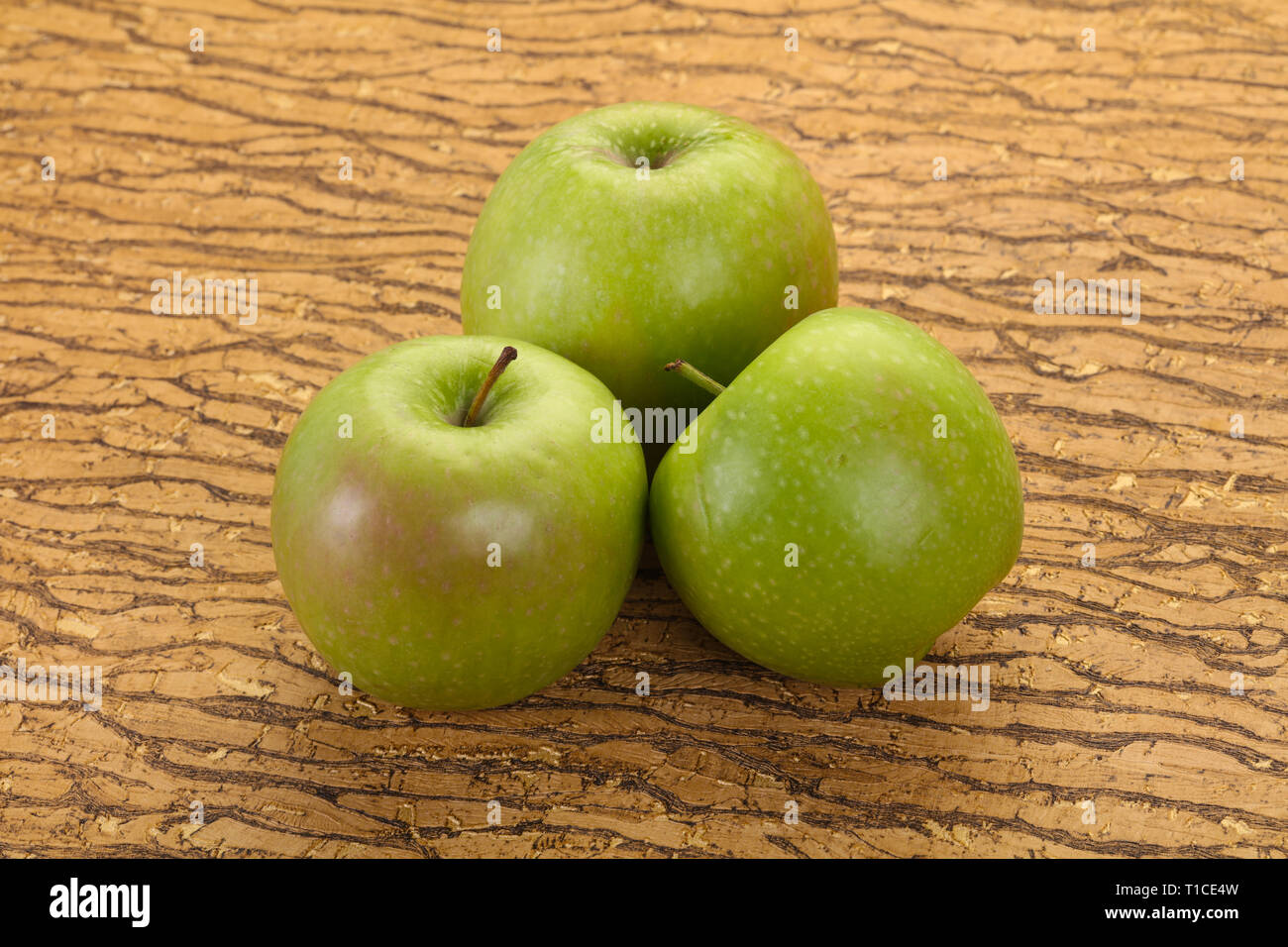 Green ripe sweet juicy apple Stock Photo - Alamy