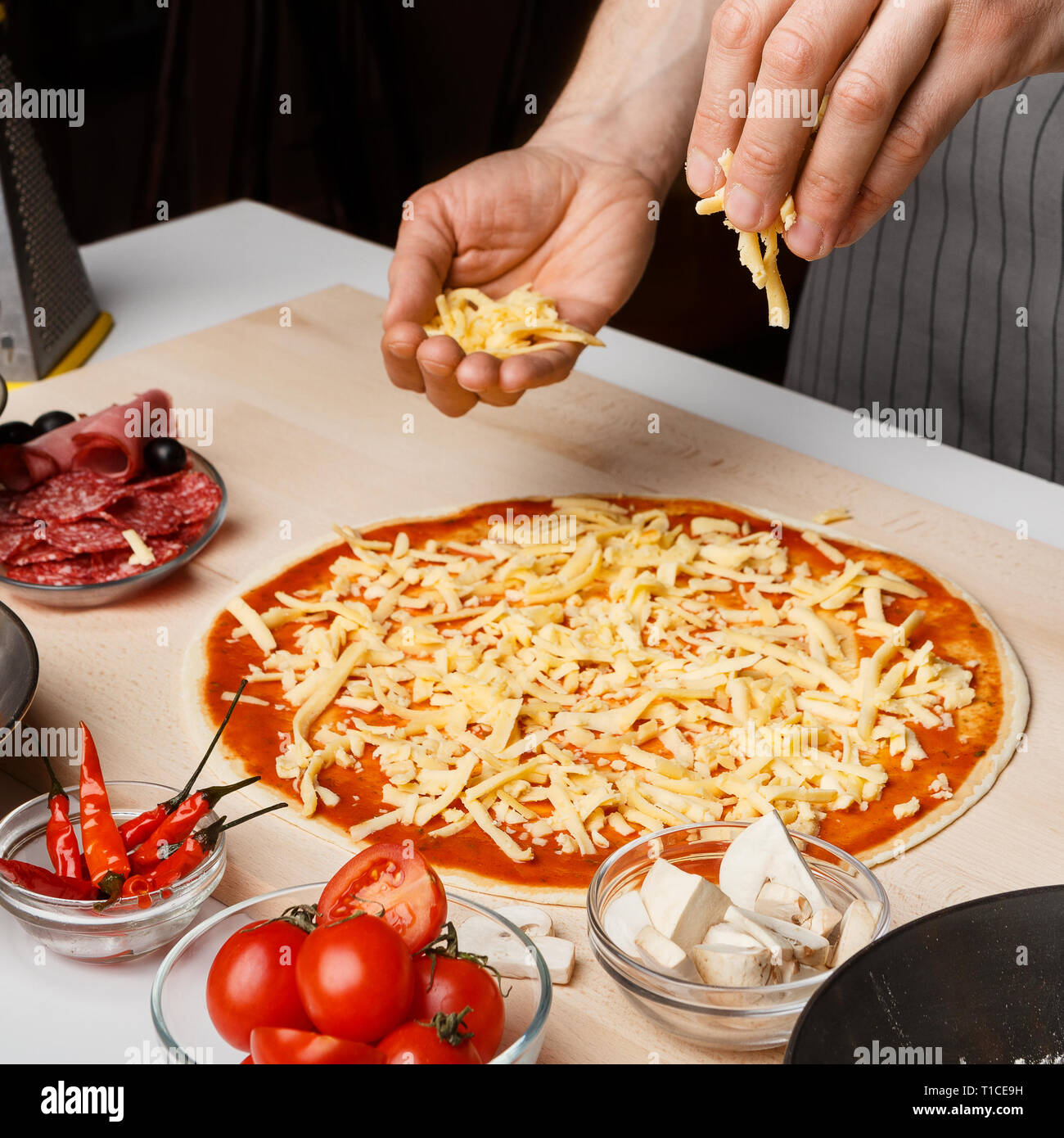 Chef adding cheese pizza restaurant hi-res stock photography and images ...