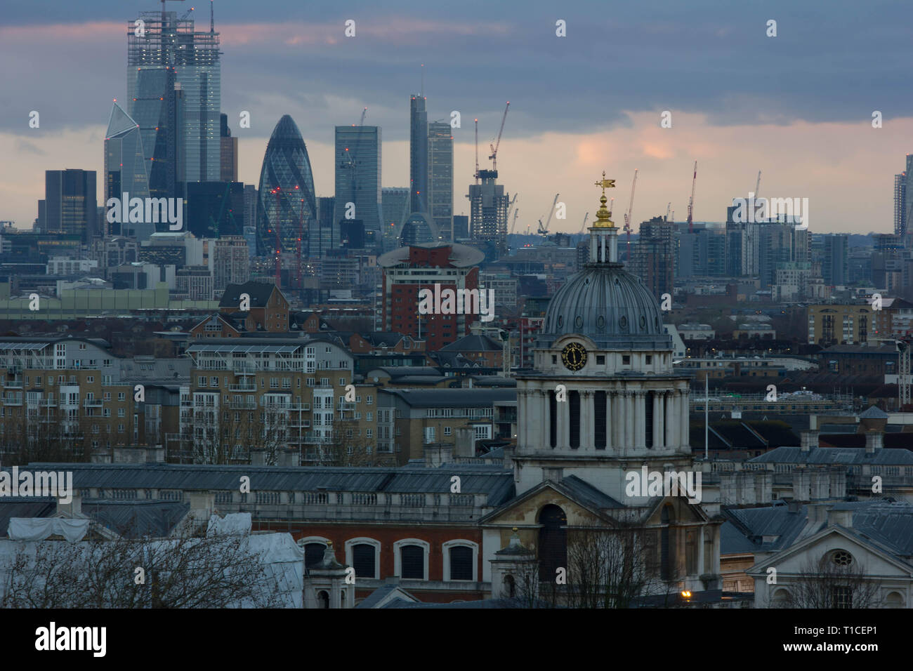 Spring sunset over skyscraper in Greenwich and Canary Wharf on a cloudy ...