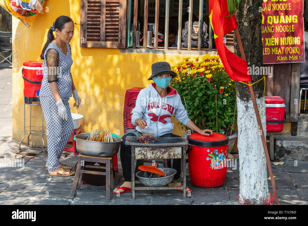 Vietnamese woman cooking kitchen hi-res stock photography and images ...
