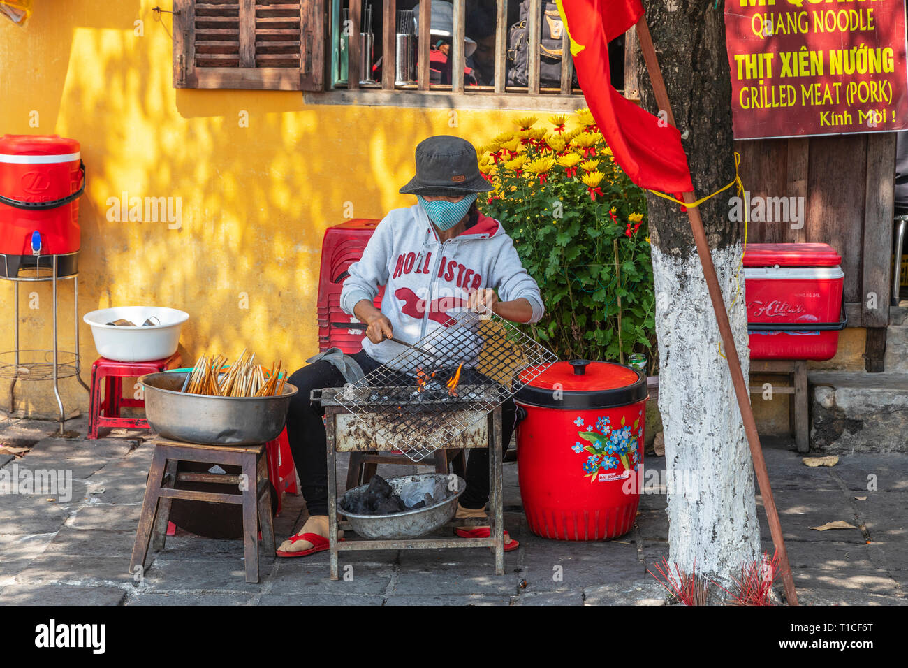 Vietnamese woman cooking kitchen hi-res stock photography and images ...