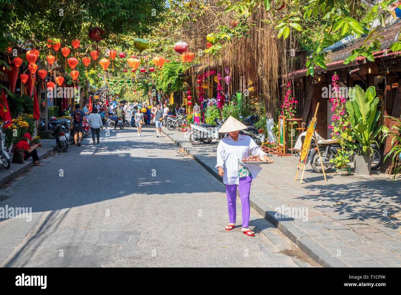 Asian street scene hi-res stock photography and images - Alamy